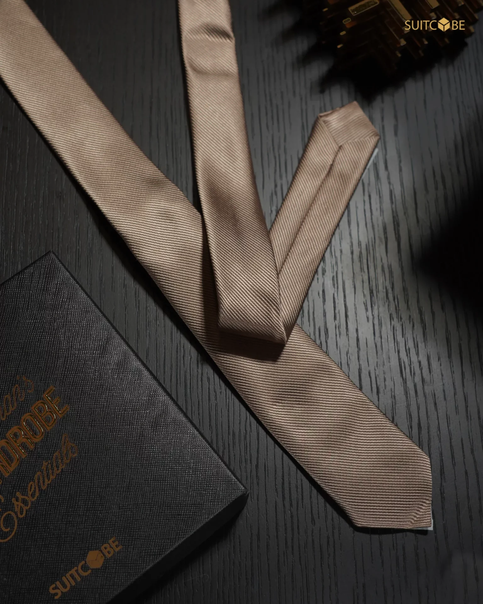 Necktie สีน้ำตาล NT-5181904 เพิ่มความเท่และสไตล์ให้กับลุคของคุณ | SUITCUBE