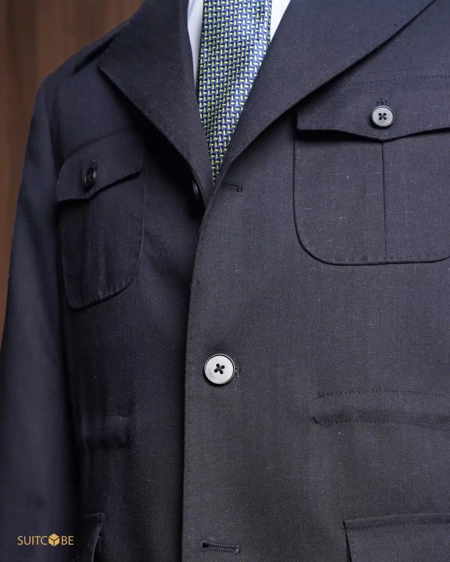 Safari Jacket ไอเท็มเติมเต็มทุกลุคให้ดูดี | SUITCUBE