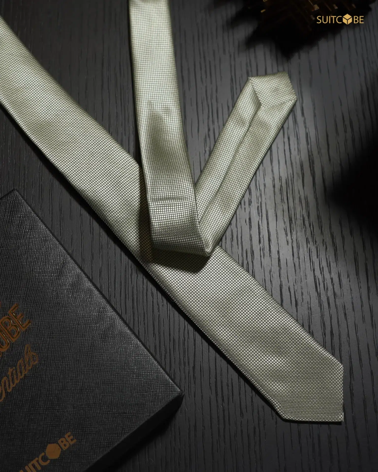 Necktie สีทอง NT-5181404 เพิ่มความเท่และสไตล์ให้กับลุคของคุณ | SUITCUBE