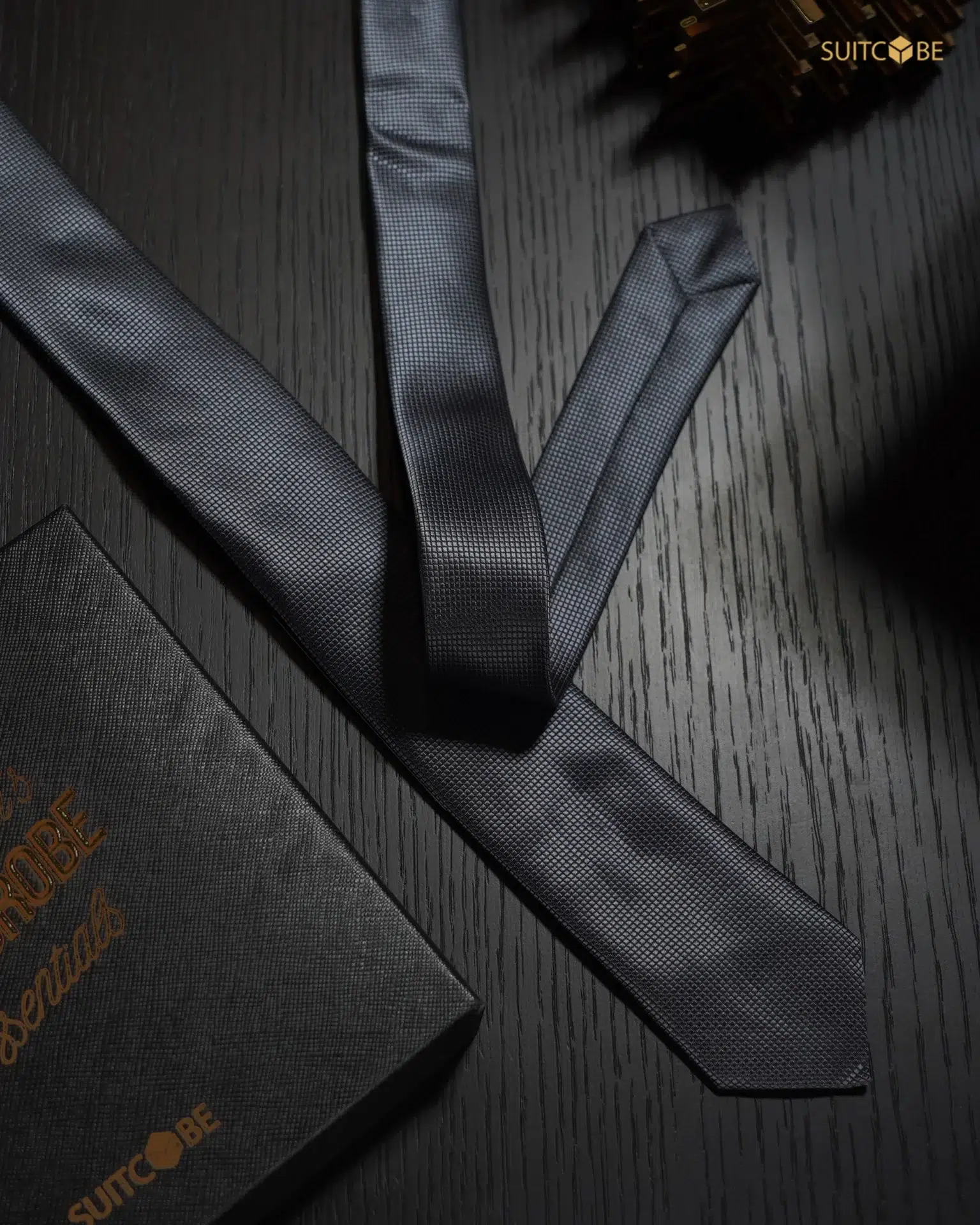 Necktie สีเทา NT-518403 เพิ่มความเท่และสไตล์ให้กับลุคของคุณ | SUITCUBE